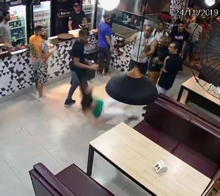 Vídeo mostra homem agredindo mulher soco após discussão em bar