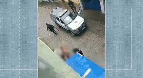 Vídeos mostram PMs atirando para cima e batendo em mulher arma