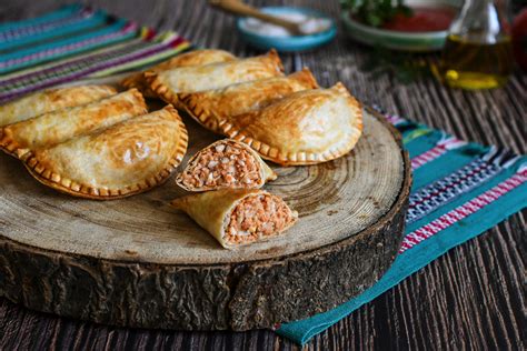 Estas empanadillas de atún y tomate al horno prometen convertirse en tu