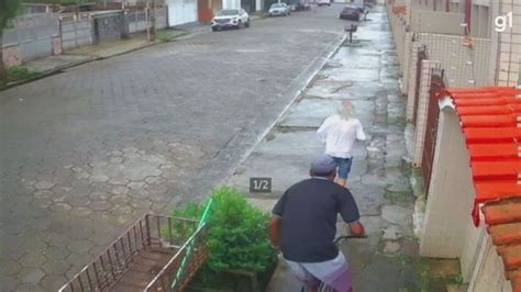 V Deo Homem Cai No Meio Da Rua Ao Tentar Fugir De Assaltante No