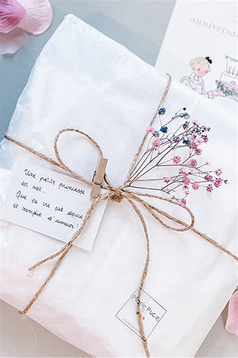 Emballage En Papier De Soie Et Fleurs