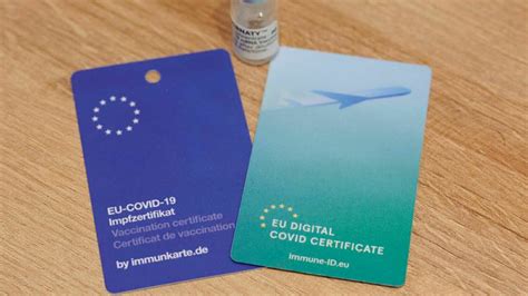 Impfnachweis Scheckkarte mit QR Code für CovPass App im Test heise