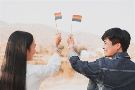 年轻女同性恋伴侣举着LGBT的骄傲旗 LGBT平等权利概念 库存照片 图片 包括有 生活方式 女同性恋者 168668272