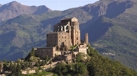 Il Nome Della Rosa Labbazia In Val Susa Brucia Come Nel Film Cult