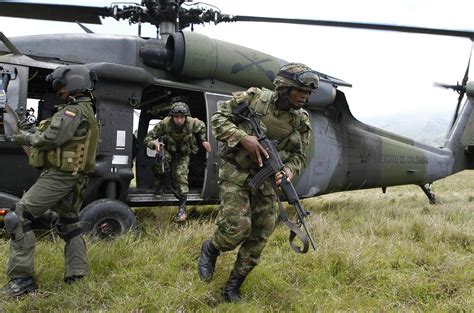 EJÉRCITO COLOMBIANO PATRULLA LA VÍA AL MAR Tiempo hn Noticias de