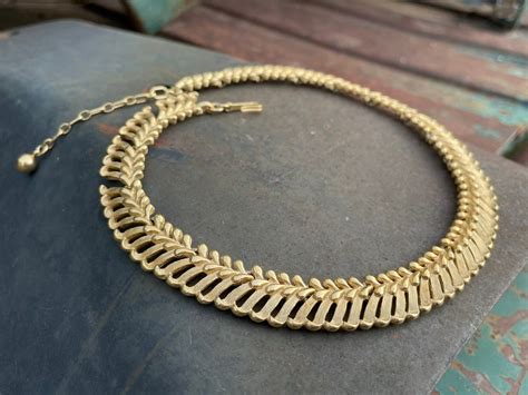 Vintage Crown Trifari Gold Tone Link Choker Necklace 14 16 Metal Hang