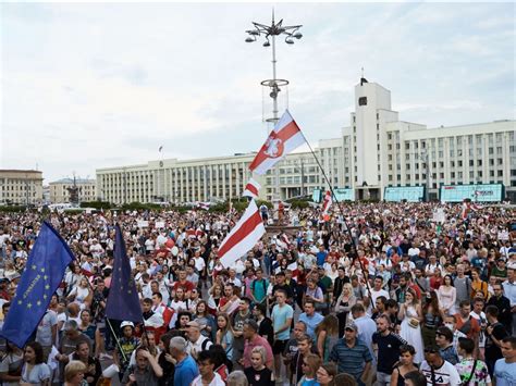 Biélorussie des dizaines de milliers de manifestants Challenges