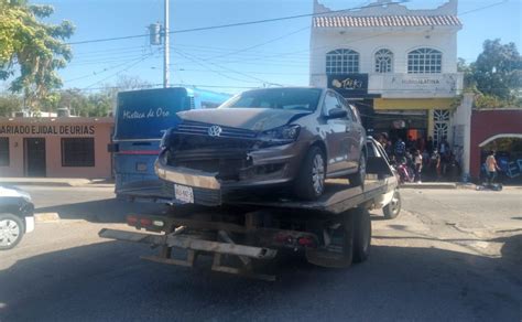 Cami N Con Jornaleros Se Queda Sin Frenos Y Choca Contra Particular