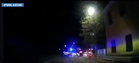 Pesaro sfreccia a folle velocità e sperona gli agenti beccato con 5