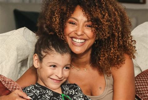 Sheron Menezzes Se Emociona Presente Do Filho Amor Transborda