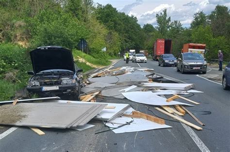 Accident pe DN 6 Unui autotren care transporta plăci i s au rupt