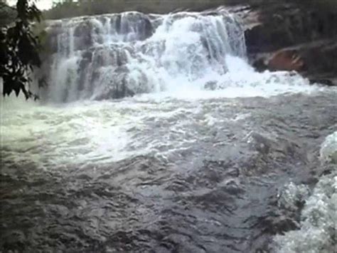Adolescente morre afogado em cachoeira durante passeio a família