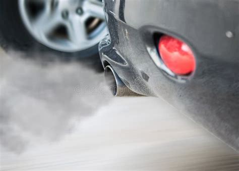 Fumi Dal Tubo Di Scarico Dell Automobile Inquinamento Ambientale Dai
