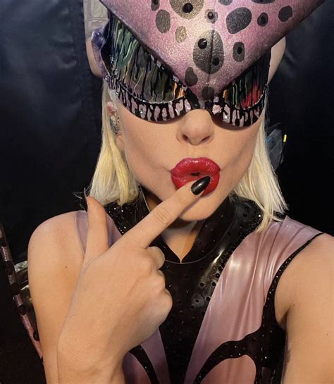 Lady Gaga Now On Twitter New Picture Of Lady Gaga Backstage At