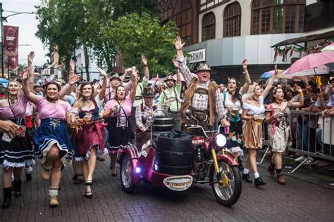 Desfile de abertura da Oktoberfest Blumenau 2023 é oficialmente