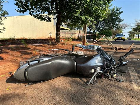 Jovem morre após bater moto contra poste em Maringá Plantão Maringá