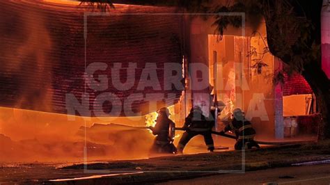 Voraz Incendio Consume Edificio En Calzada Independencia Guardia Nocturna