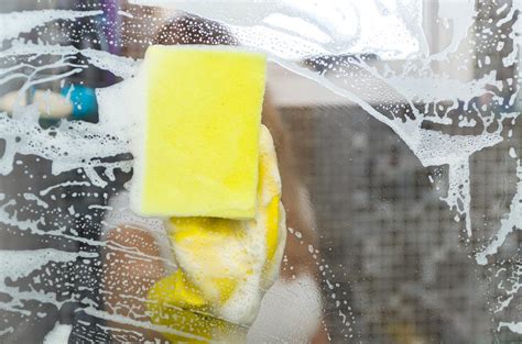 Cómo quitar la cal de la mampara de la ducha 3 trucos y consejos
