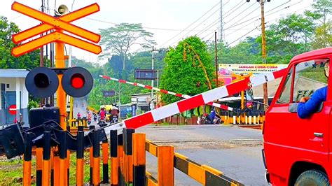 Palang Pintu Kereta Api Railroad Crossing Ka Taksaka Tambahan Youtube