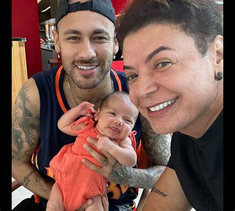 Foto Neymar aparece ao lado de Mavie em foto e semelhança entre pai e