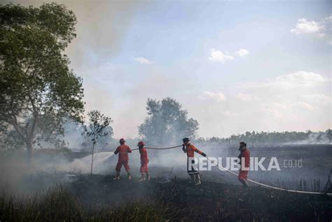 Pemadaman Kebakaran Lahan Di Ogan Ilir Republika Online
