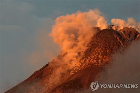 화산재연기 내뿜는 인도네시아 므라피 화산 연합뉴스