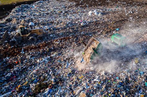 Scoperta Una Discarica Abusiva A Bollate Nel Milanese Quante Sono In