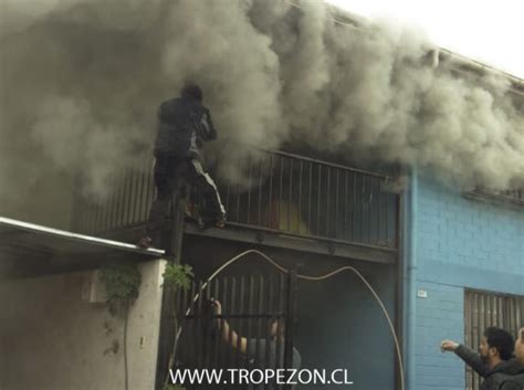 Incendio destruye casa y deja otra con daños de consideración en