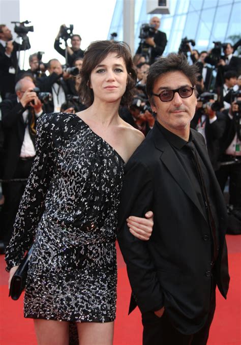 Charlotte Gainsbourg Sa Fille Alice Surprend Les Fesses En Avant Et
