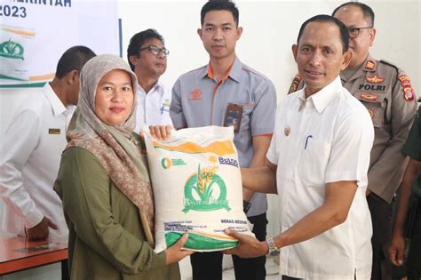 Bupati Aceh Selatan Launching Penyaluran Beras Cadangan Pangan