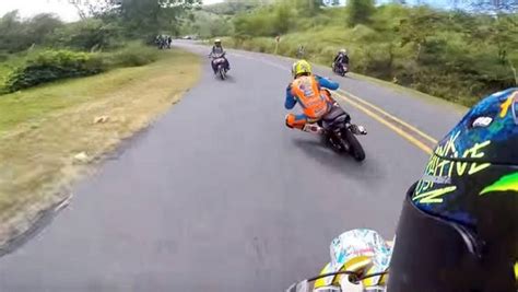 Filippine Il Video Di Una Folle Gara In Scooter
