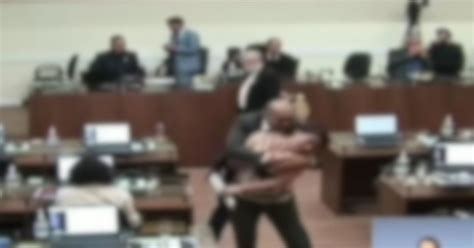 Vídeo flagra vereadora sendo assediada e beijada à força por
