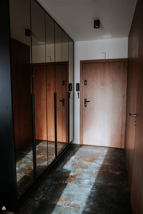 Przedpokój z lustrzaną szafą zdjęcie od NSDESIGN PL Homebook