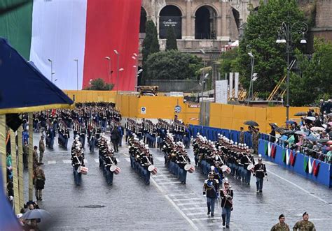Festa Della Repubblica Mattarella Depone La Corona D Alloro All Altare