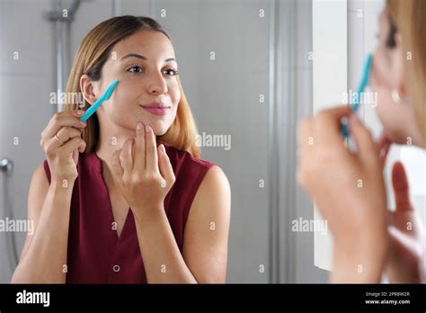 Épilation Du Visage Une Fille Brésilienne Se Raser Le Visage Par Un Rasoir à La Maison Belle