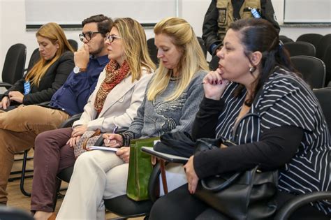 Diretora do colégio Jardim Paulista participa de reunião o prefeito