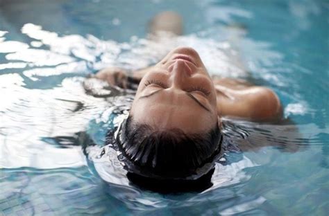 Qué es la hidroterapia la terapia del agua llena de cualidades para la