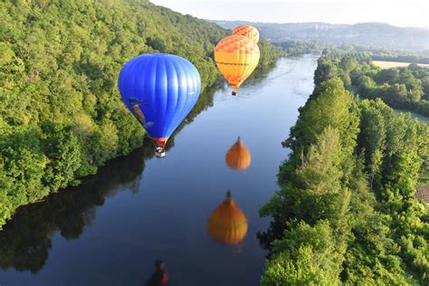 Vidéo Les images somptueuses dun vol en montgolfière au dessus de la
