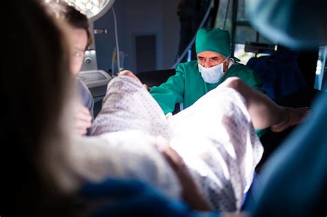 Free Photo Doctor Examining Pregnant Woman During Delivery
