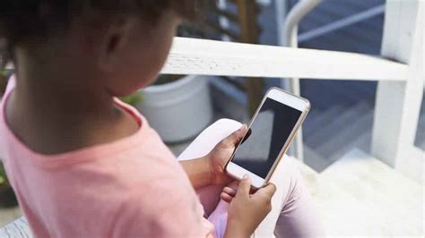 Por que o uso excessivo de celular impacta o cérebro da criança
