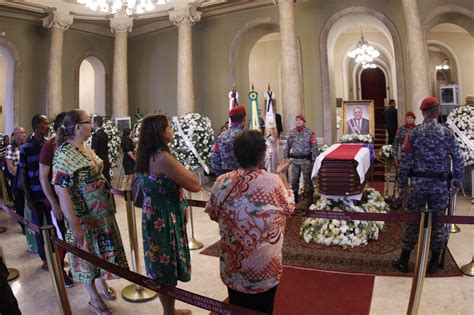 Amazonino é primeiro ex governador a ter funeral aberto ao público no
