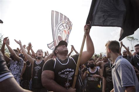Gaviões ataca Andrés e não alivia nem para Cássio em protesto Veja