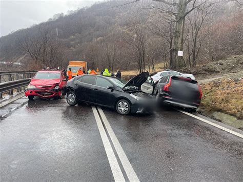 FOTO Trafic blocat pe Valea Oltului în urma unei coliziuni între trei