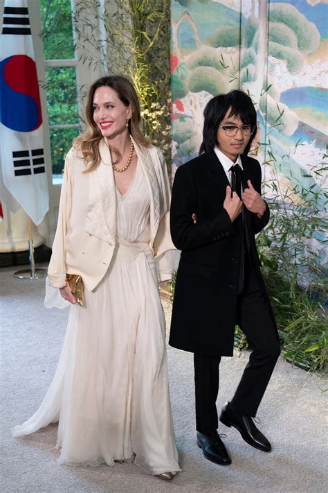 Angelina Jolie Espectacular Con Chaqueta Vintage De Chanel Junto A Su