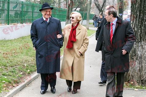 Ion Iliescu influențat să își țină rudele la distanță