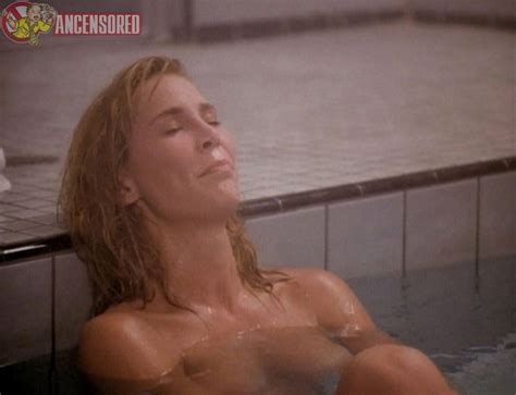 Kathleen Kinmont Nude Pics Página 4
