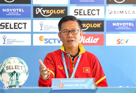 HLV Hoàng Anh Tuấn Olympic Việt Nam mắc sai lầm ngớ ngẩn