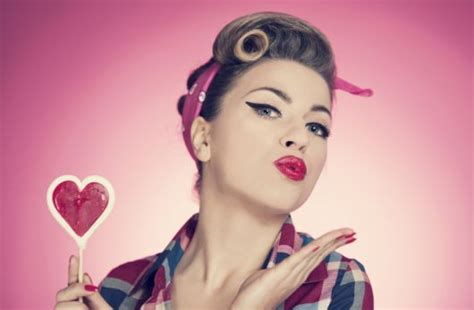 Estilo Pin Up como se vestir maquiagem penteados e dicas incríveis