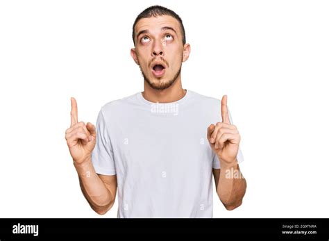 Der junge hispanische Mann in einem lässigen weißen T Shirt war