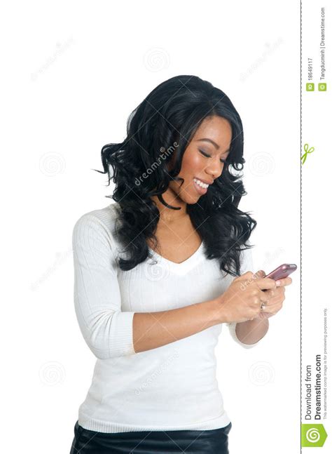 Mulher Do Americano Africano Que Texting No Telefone Imagem De Stock